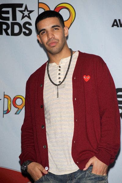 Drake Signs to Young Money Entertainment