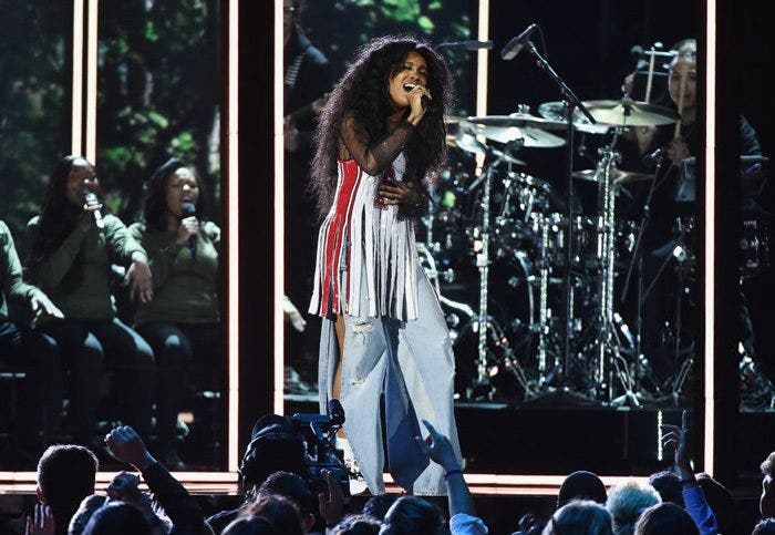 SZA Performs 'Broken Clocks' at Grammys