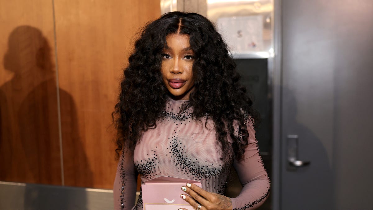 SZA’s ‘SOS’ Returns To No. 1 On Billboard 200 Chart Thanks To 'LANA' Release