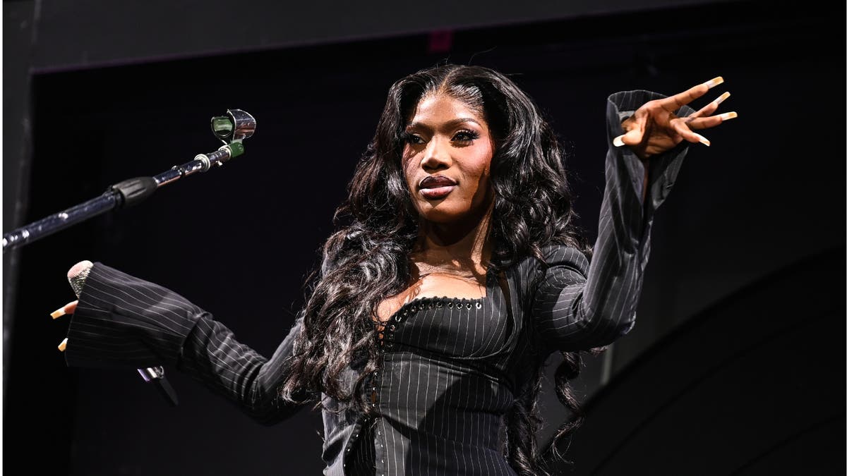 Doechii Gave Ayo Edebiri A Lap Dance At Camp Flog Gnaw 2025